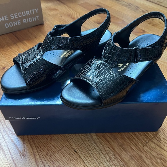 SAS | Shoes | Womens Brand New In Box Suntimer Black Crocs With Velcro ...